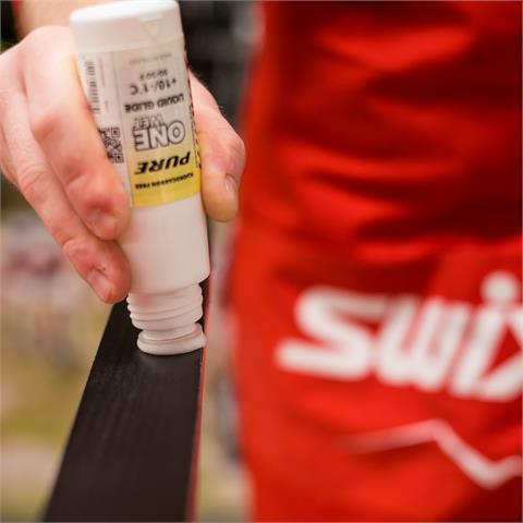 Super glid med flytende glider under langrennskiene